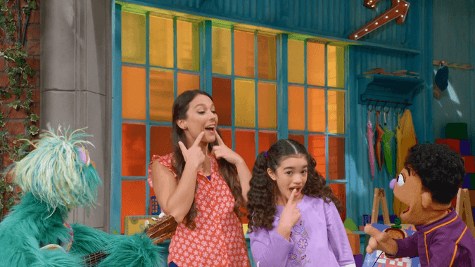 Sesame Street - Mia, Nina, and Rosita Sing Head Shoulders Knees and ...